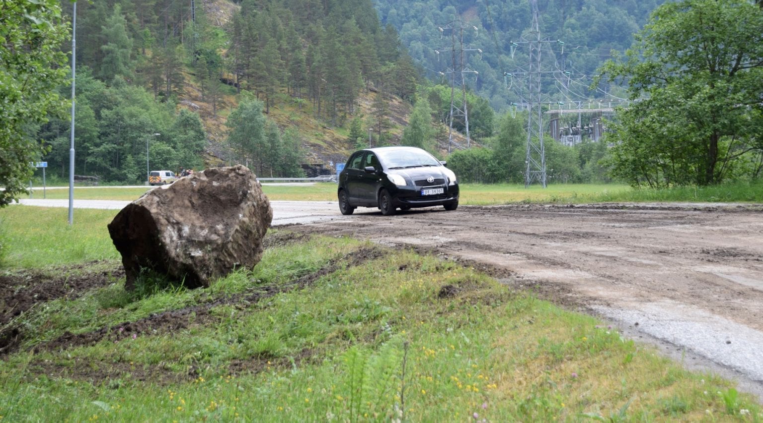 Stor stein ved sidan av vegen i Tafjord - Storfjordnytt