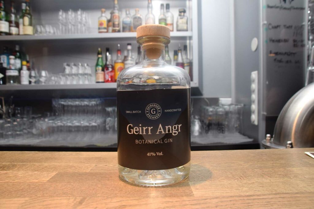 Lansering av lokal gin frå nyoppstarta Geiranger Brenneri - Storfjordnytt