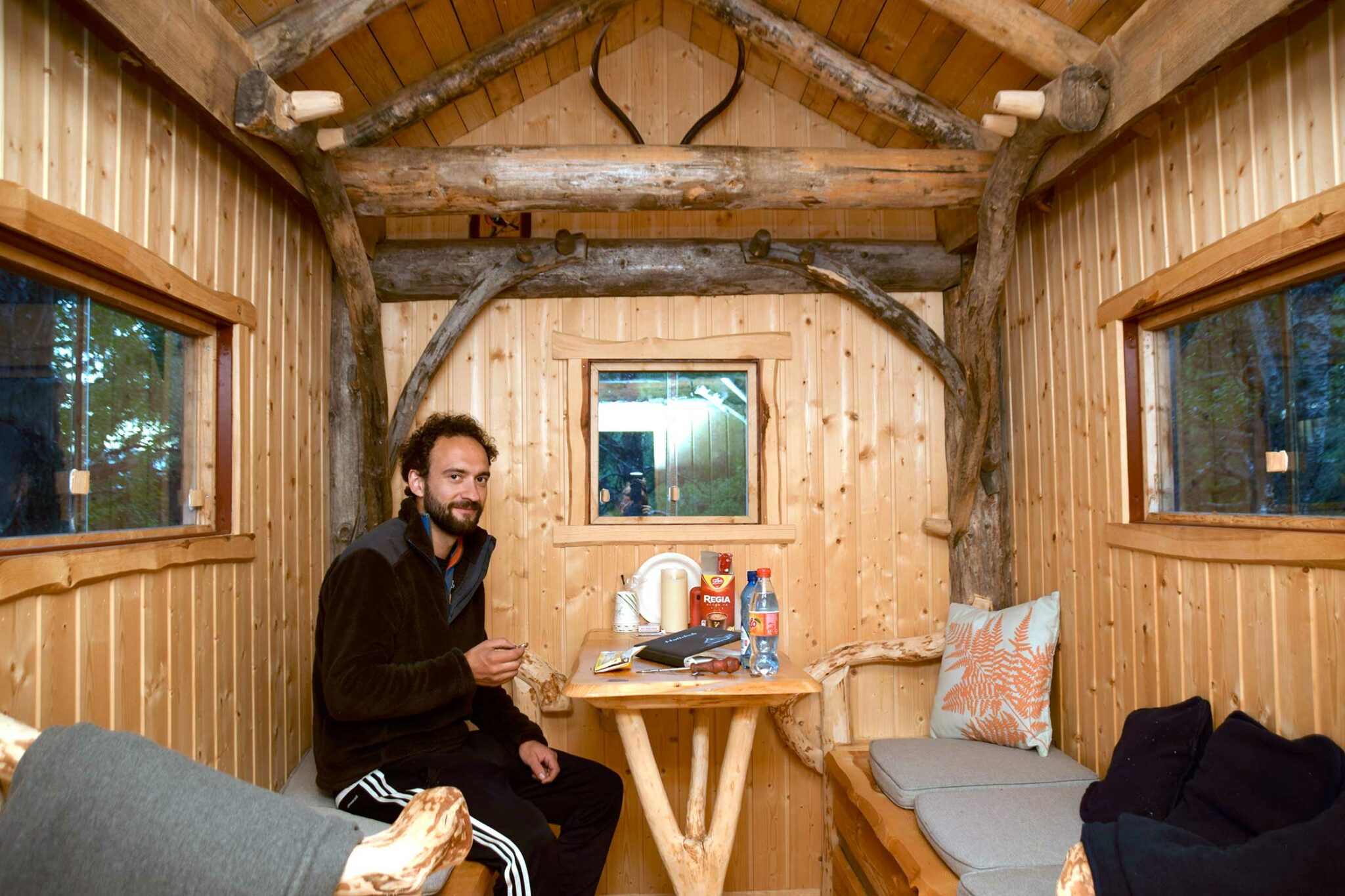 Hjortejakta har starta – og Ole Sander jaktar frå hytta han har bygd ...