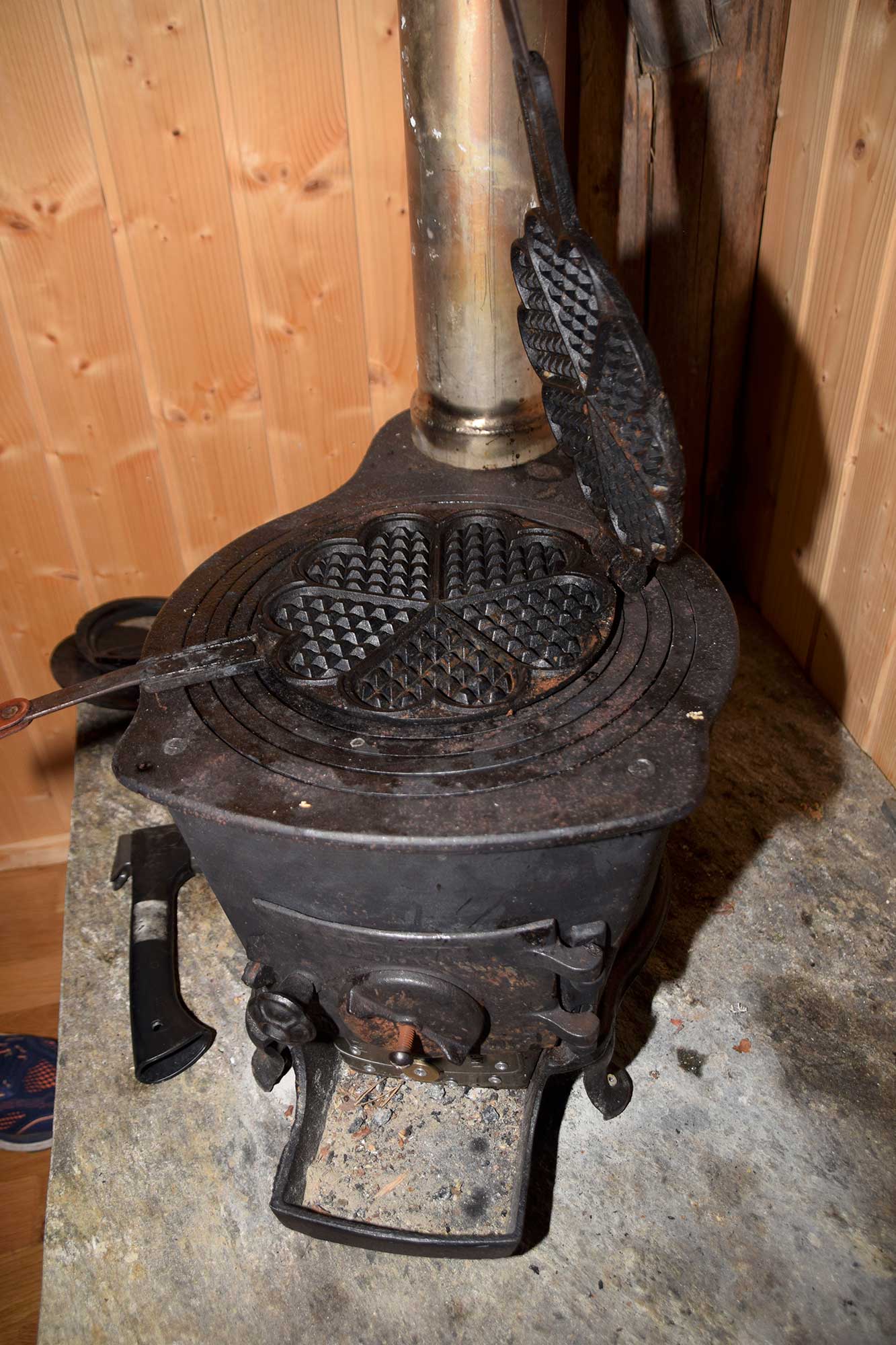 Hjortejakta har starta – og Ole Sander jaktar frå hytta han har bygd ...